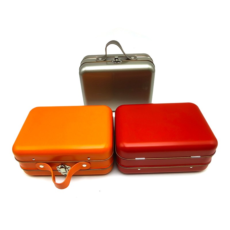 Boîte en fer blanc avec poignée